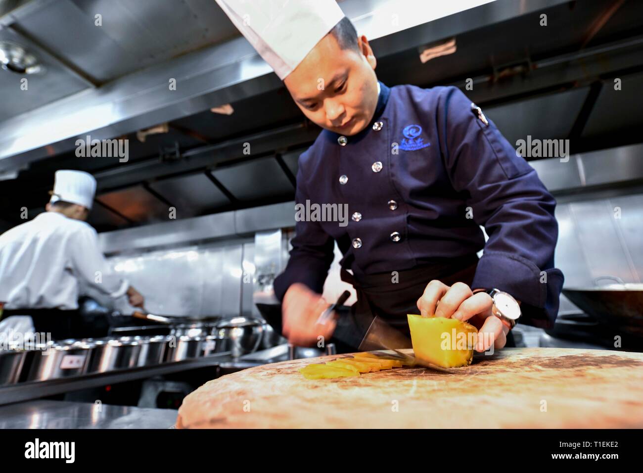 (190326) -- CHONGQING, March 26, 2019 (Xinhua) -- Chef Liu Chong cuts ...