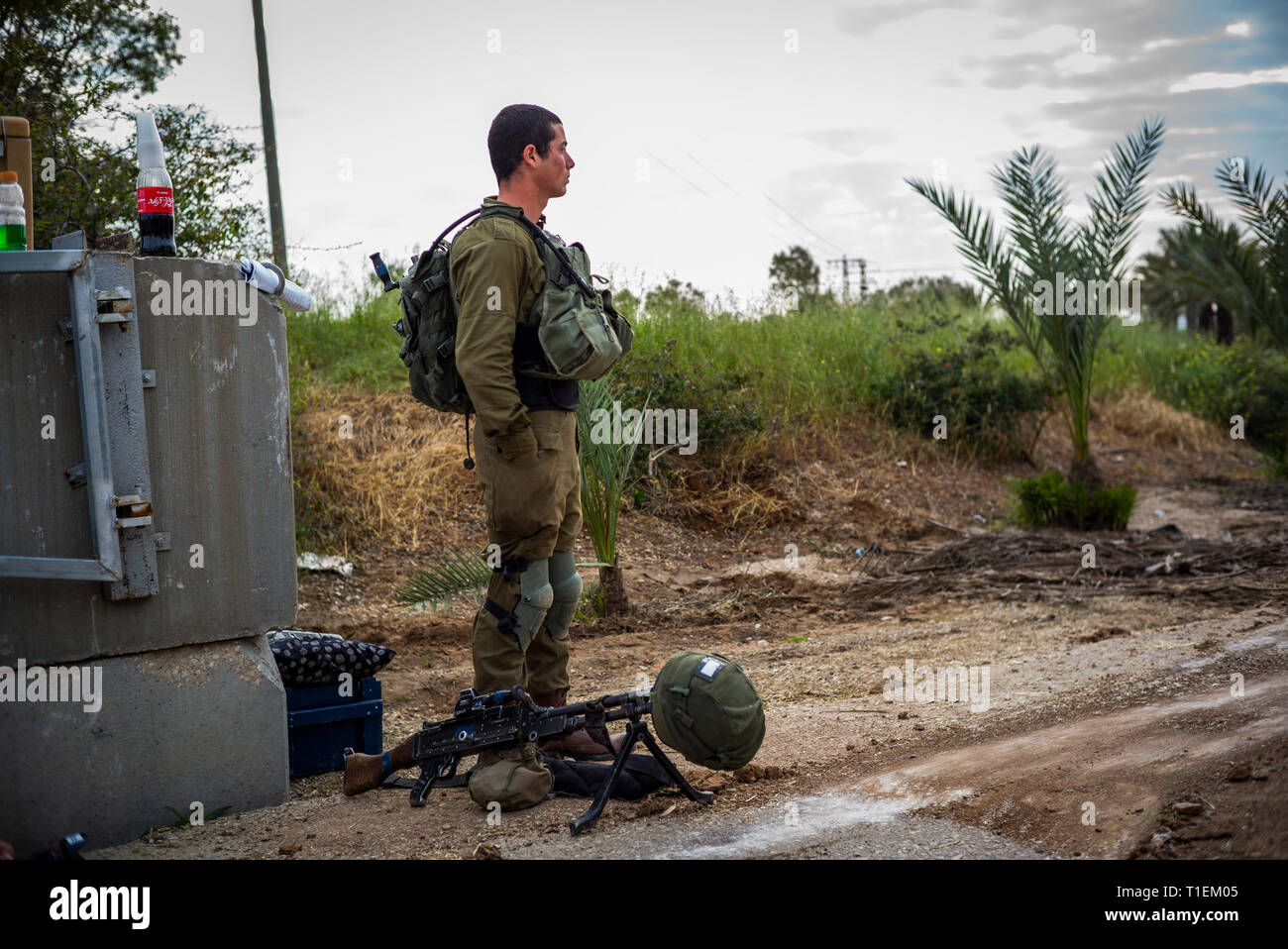 26 March 2019, Israel, Nahal Oz: An Israeli soldier stands next to his ...