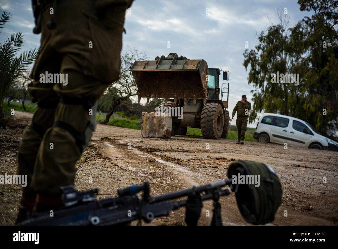 26 March 2019, Israel, Nahal Oz: An Israeli soldier stands next to his ...