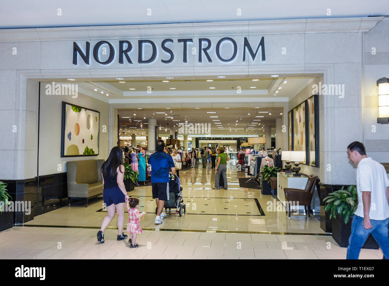 Women luxury shopping florida hi-res stock photography and images - Alamy