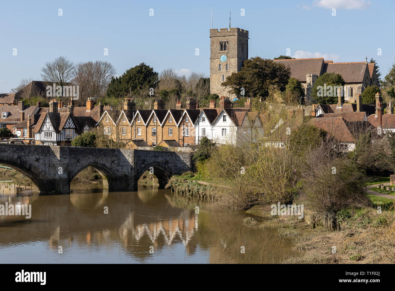 AYLESFORD, KENT/UK - MARCH 24 : View of the 14th century bridge and St ...
