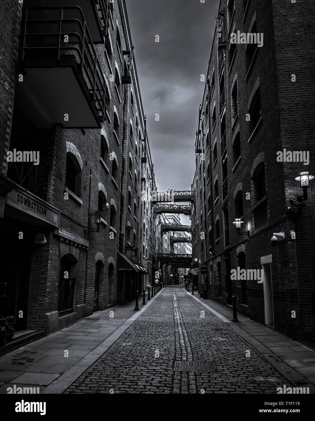 Dark architecture hi-res stock photography and images - Alamy