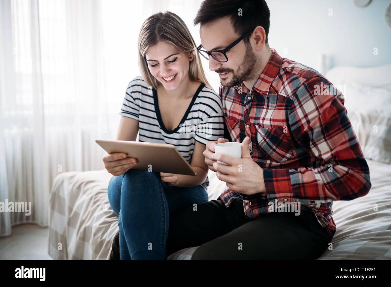 Beautiful couple joy tablet shopping hi-res stock photography and images - Alamy