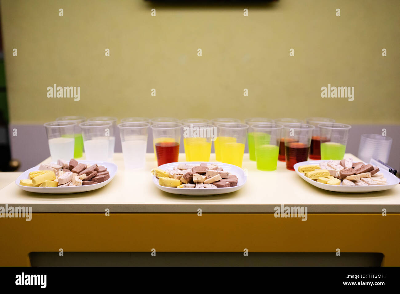 Protein bar on the plate, snacks for athletes in the fitness club Stock ...