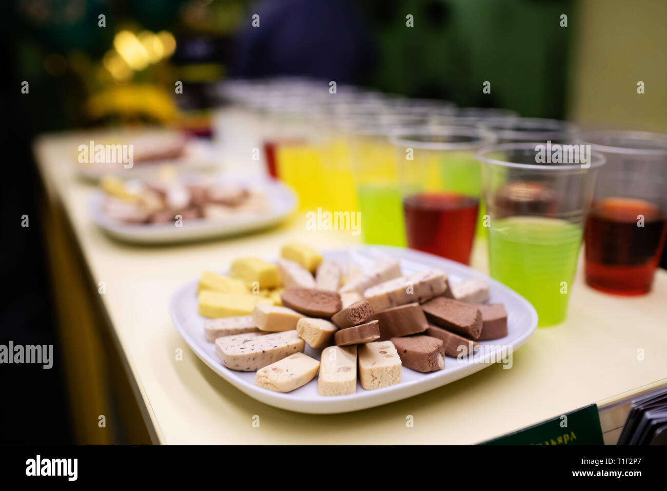 Protein bar on the plate, snacks for athletes in the fitness club Stock ...