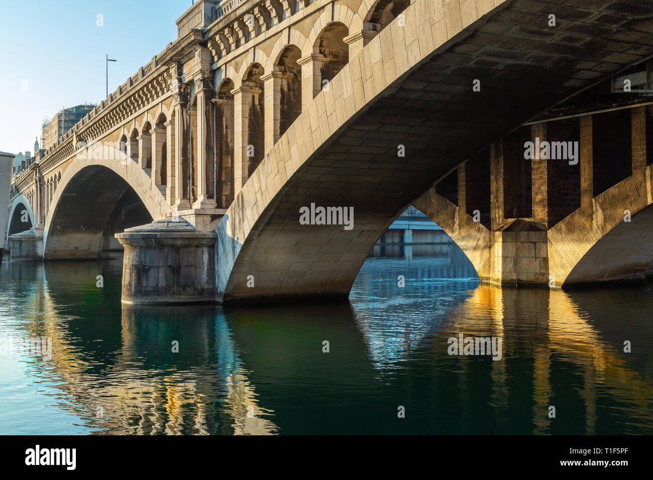 Riverbank architecture hi-res stock photography and images - Alamy