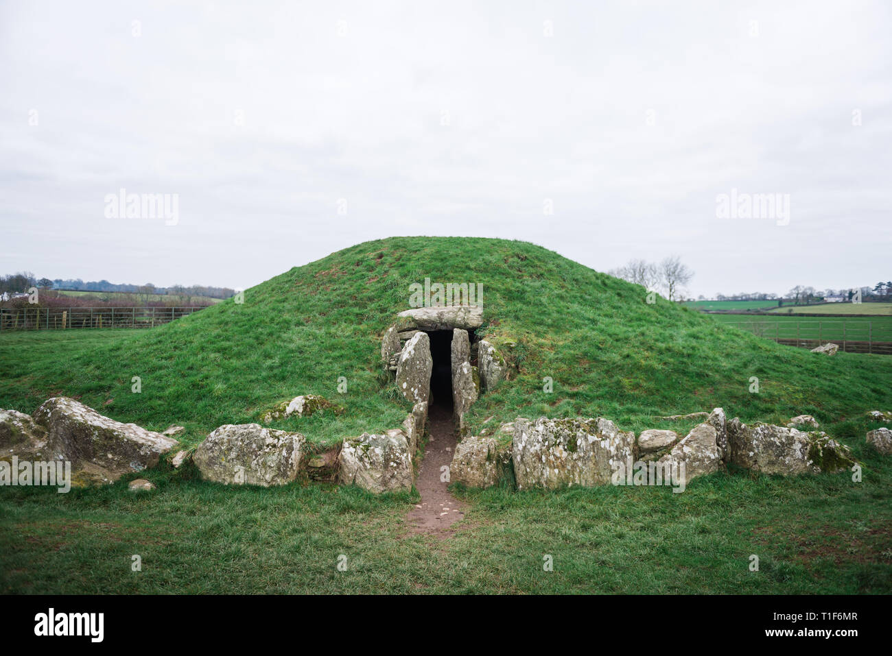 Bryn Celli Ddu Burial Chamber, Anglesey, Wales Stock Photo - Alamy