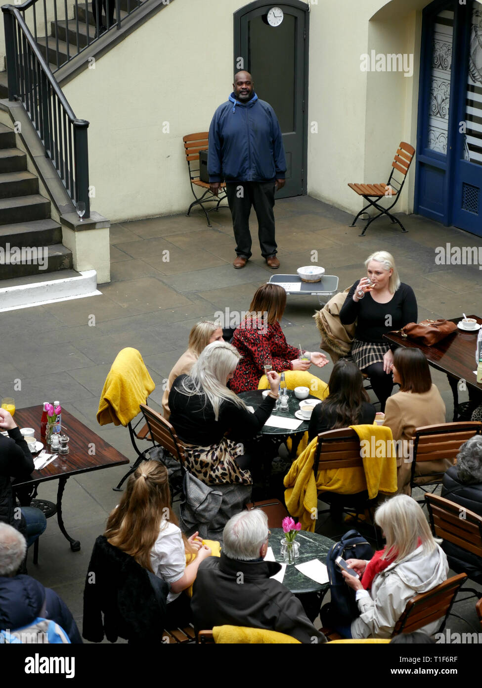 Male opera singer hi-res stock photography and images - Alamy