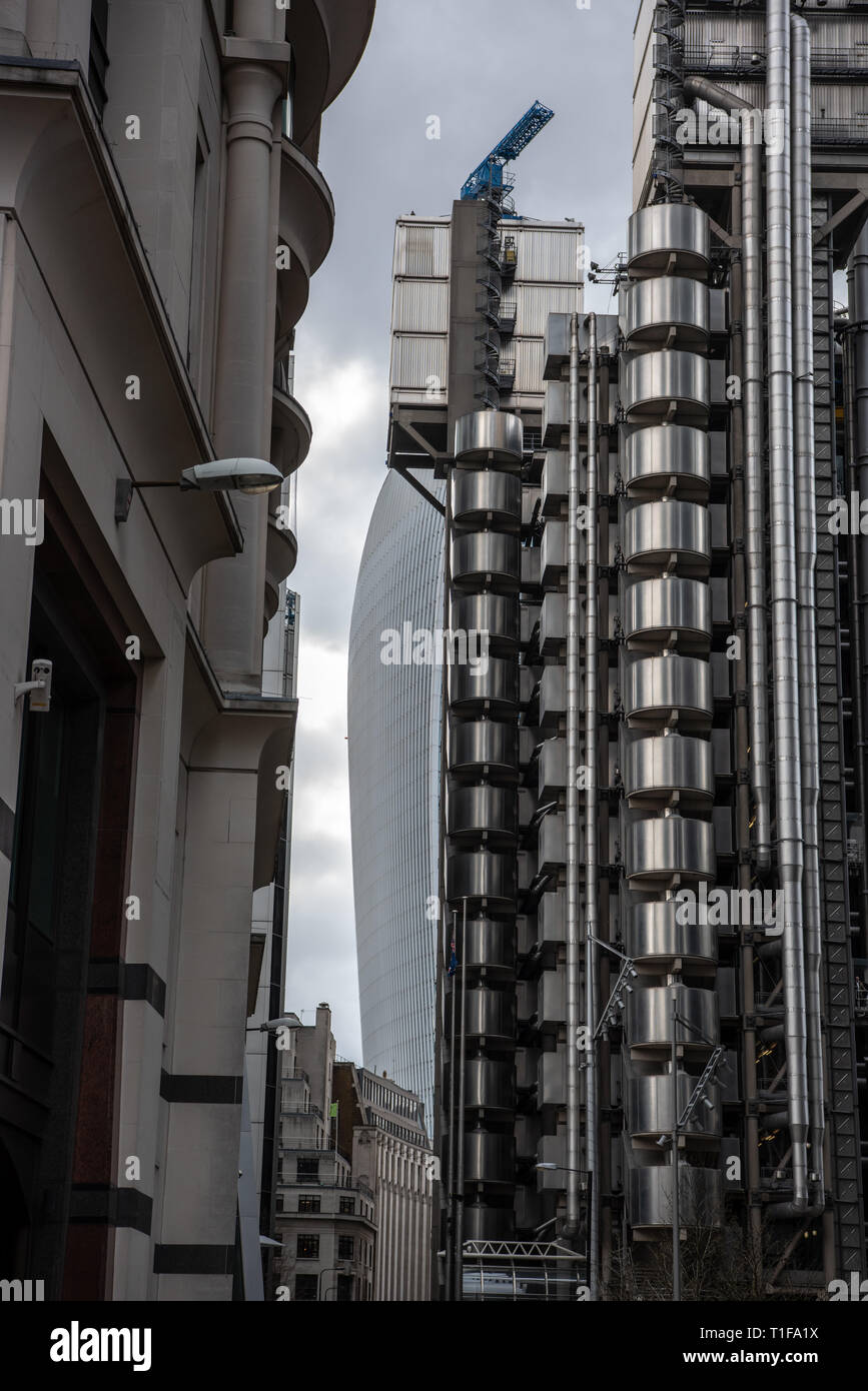 The sail-like facade of the "Walkie-talkei" building (20 Fenchurch ...