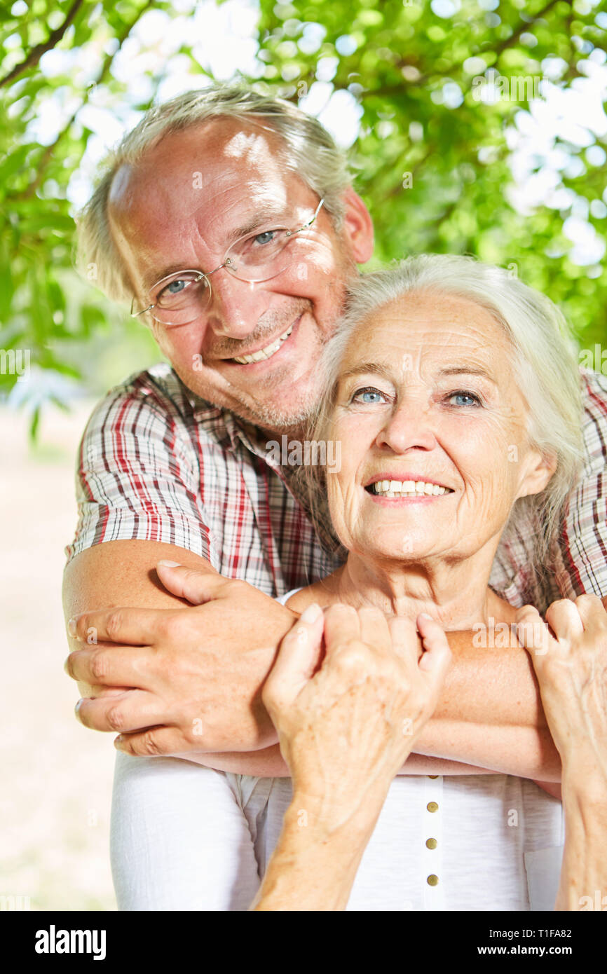 Couple hugs in nature hi-res stock photography and images - Alamy