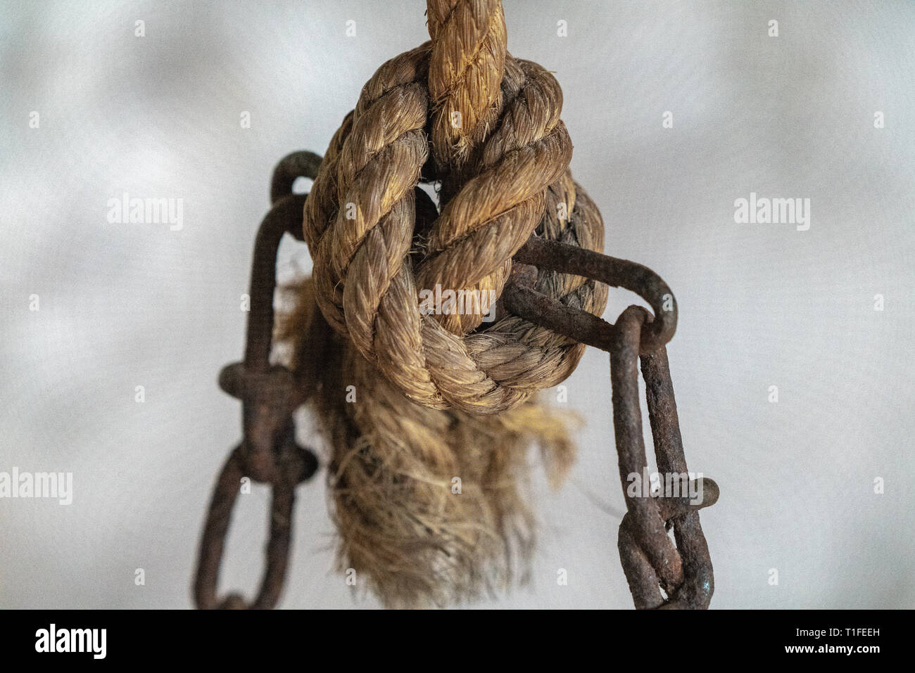 Antique factual rope and chain hi-res stock photography and images - Alamy