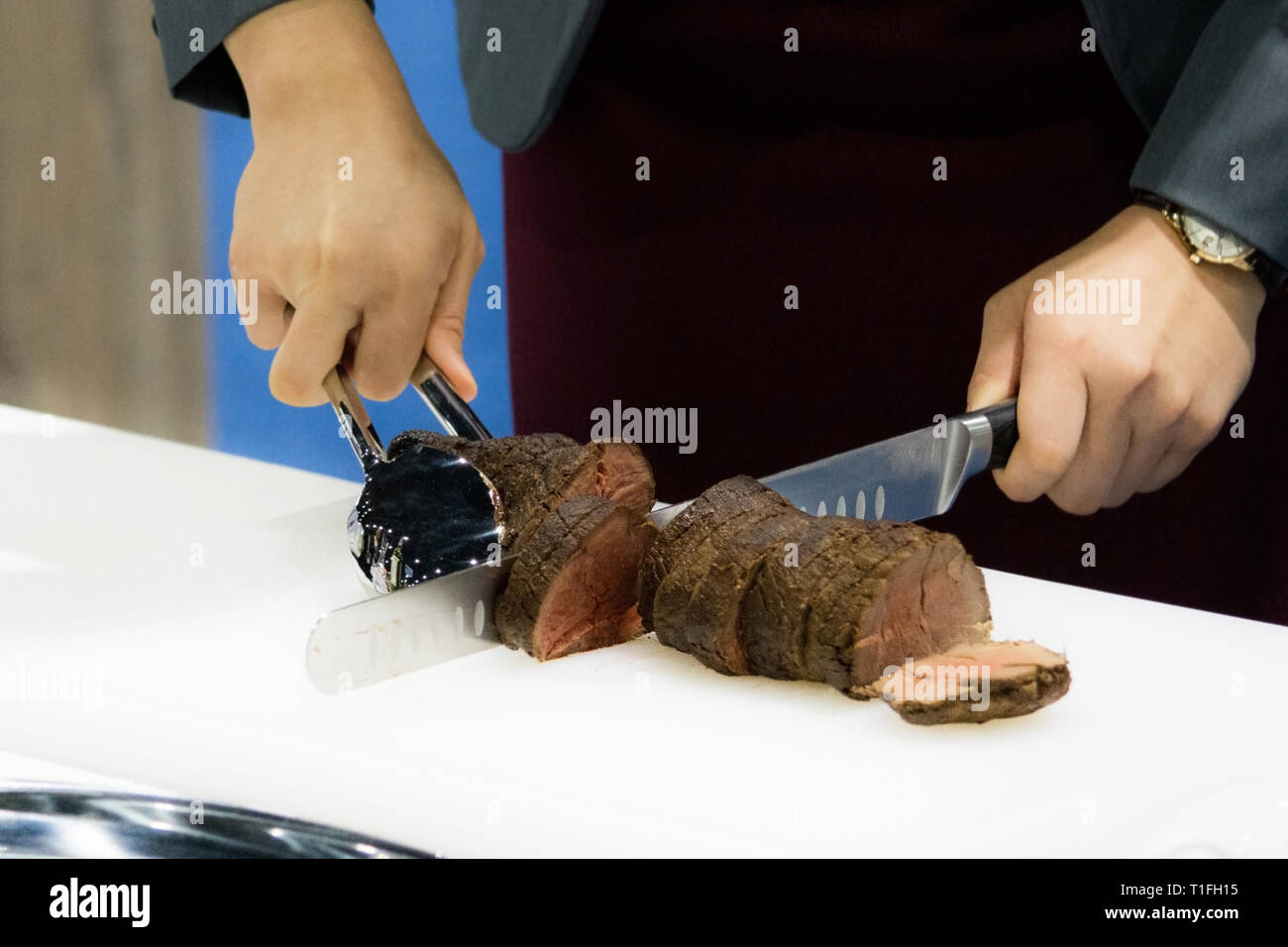 Roast beef and slice, chef's hands cutting roast beef, Carving roast ...