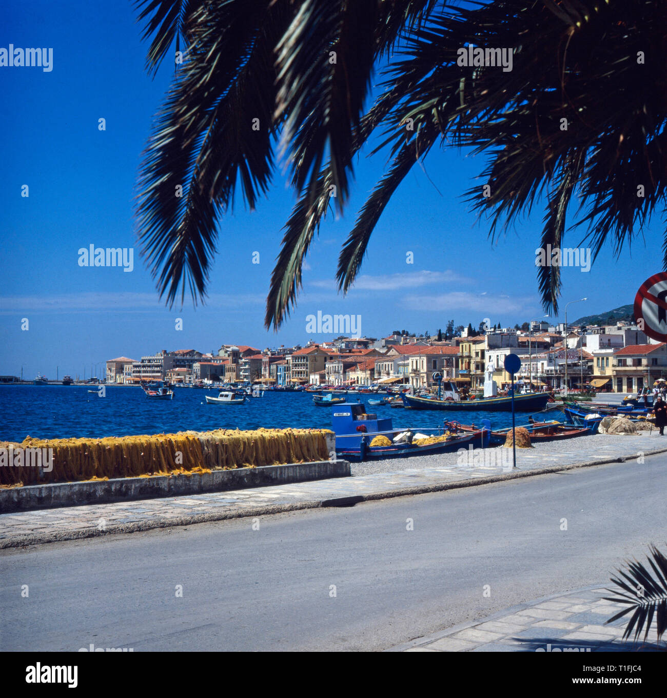Hafen und Stadt von Samos, Griechenland 1980er. Port and town of Samos ...
