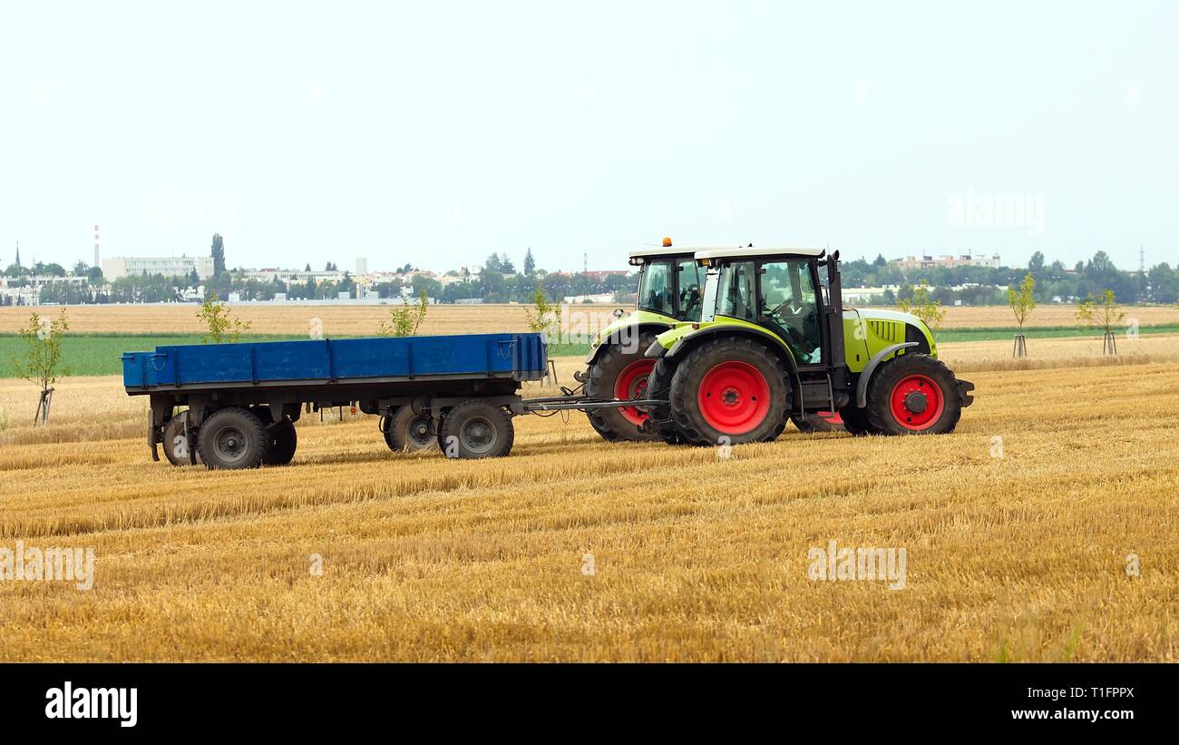 Flatbed tractor hi-res stock photography and images - Alamy