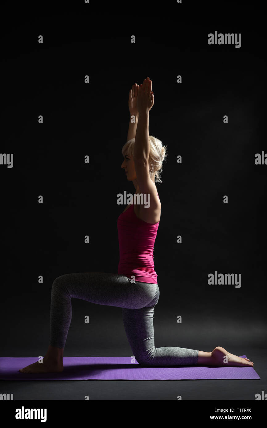 Kneeling position hi-res stock photography and images - Alamy