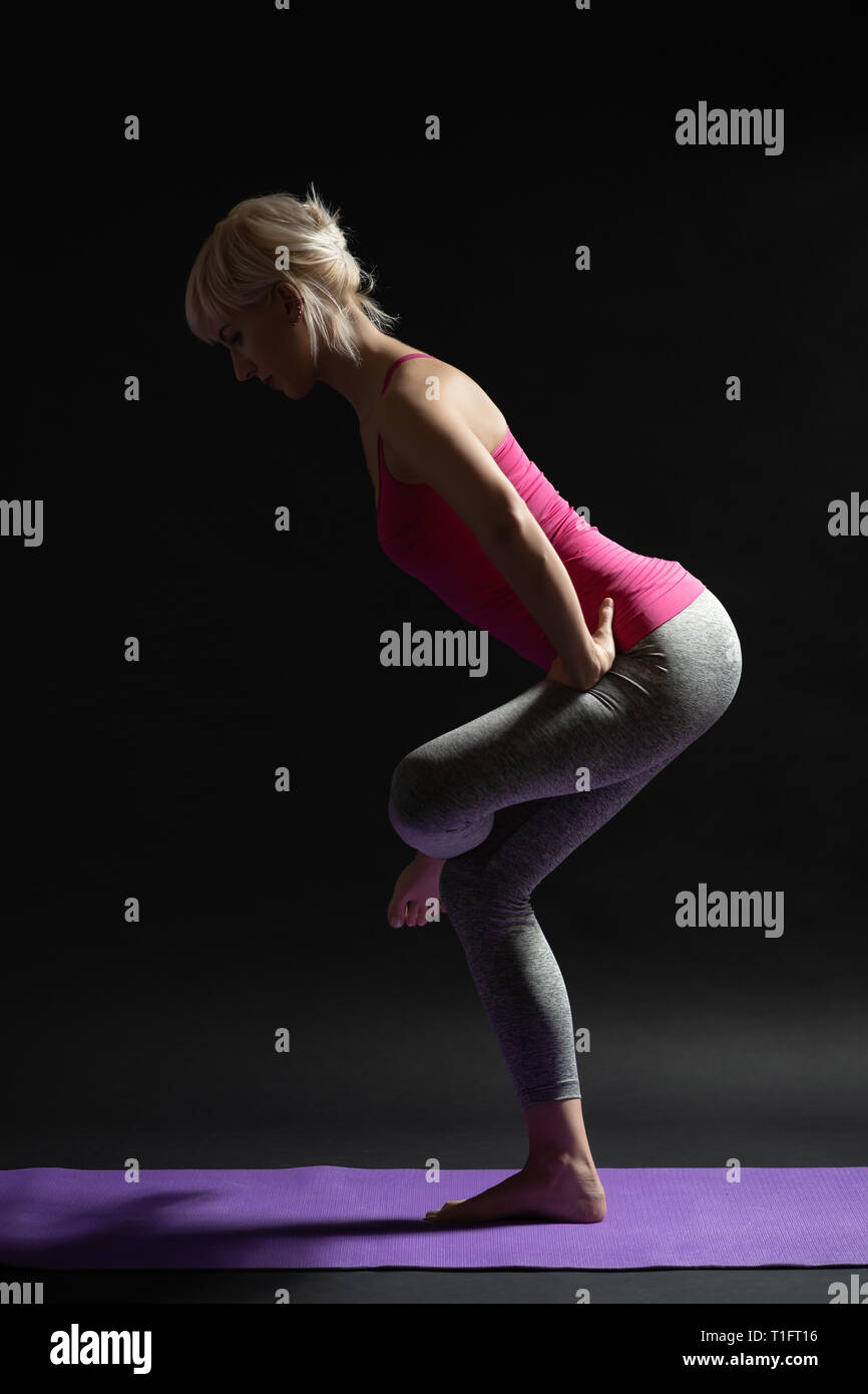 Standing glute stretch hi-res stock photography and images - Alamy