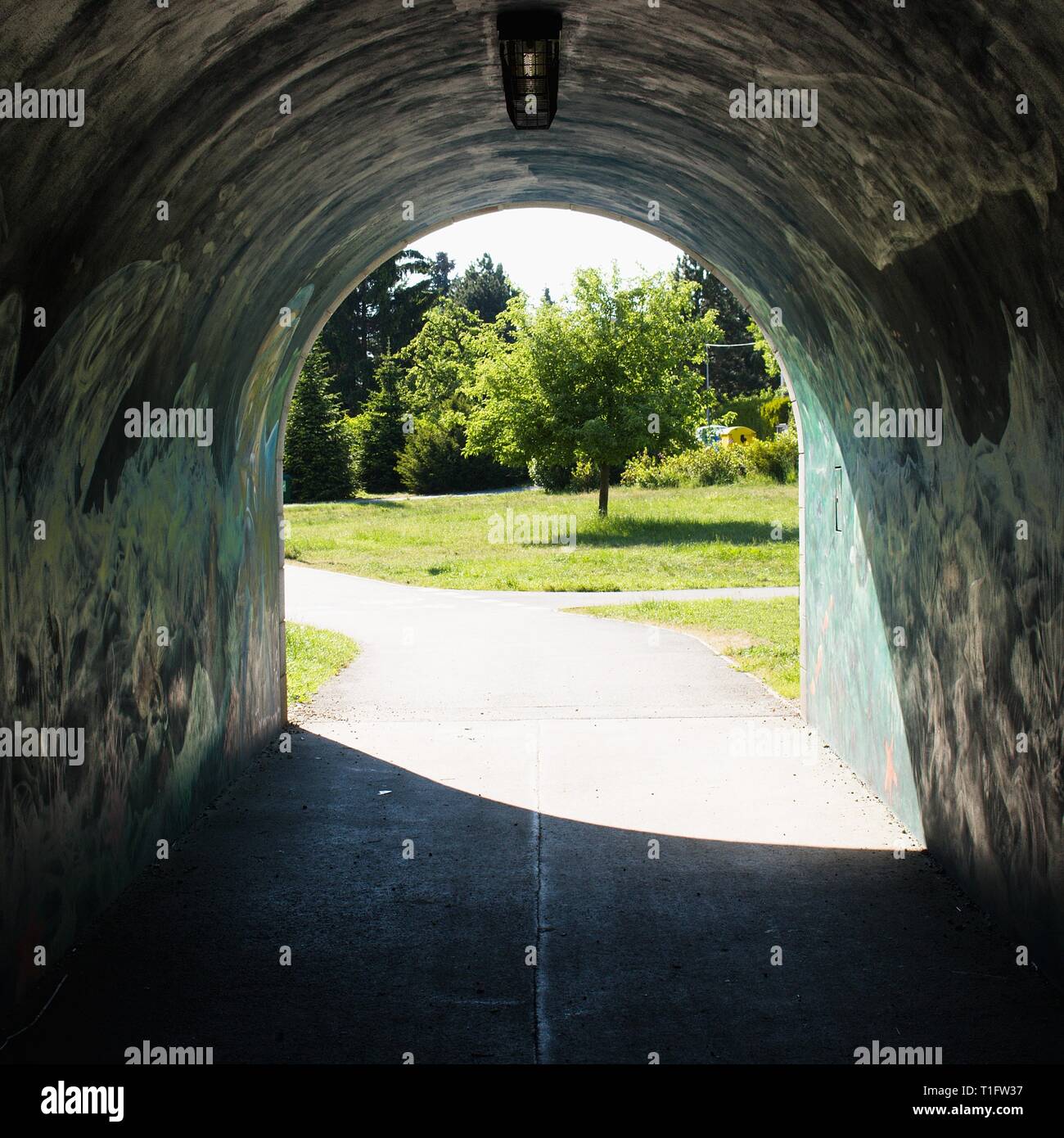 Round arch portal hi-res stock photography and images - Alamy