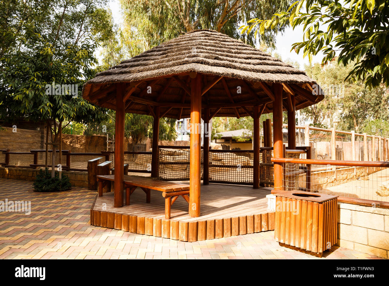 Round thatched roof building hi-res stock photography and images - Alamy