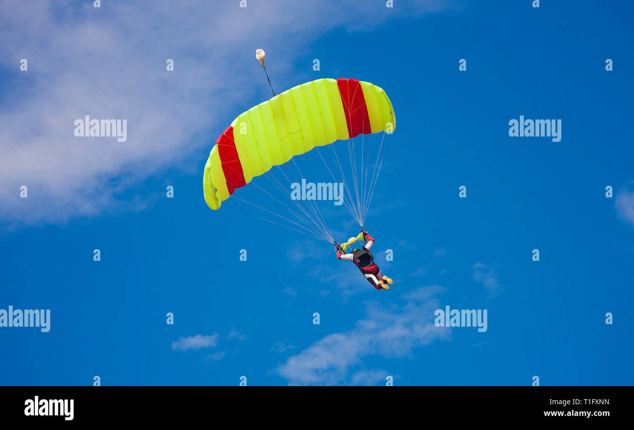 Parachute landing fall hi-res stock photography and images - Alamy