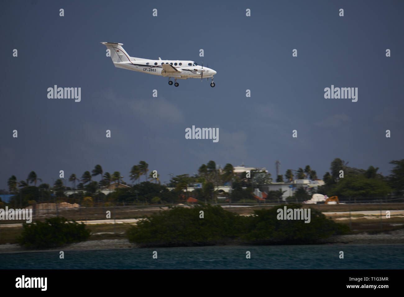 Plane landing in Aruba Airport Stock Photo - Alamy