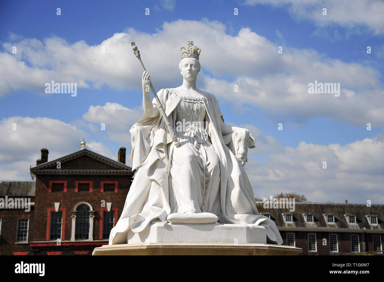 London, United Kingdom: The beautiful Queen Victoria Statue, in the ...