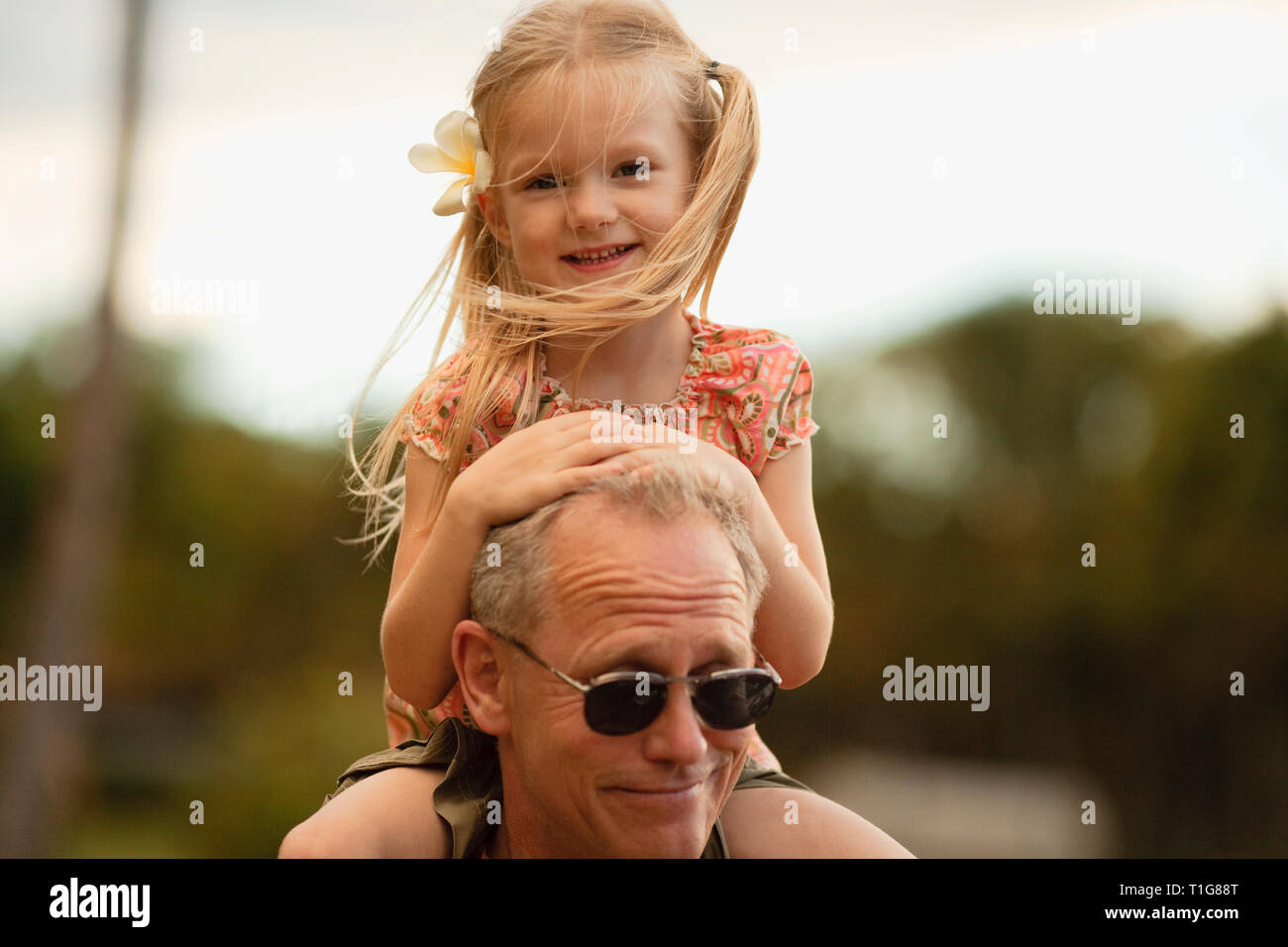 Young girl getting a shoulder ride from her dad Stock Photo - Alamy