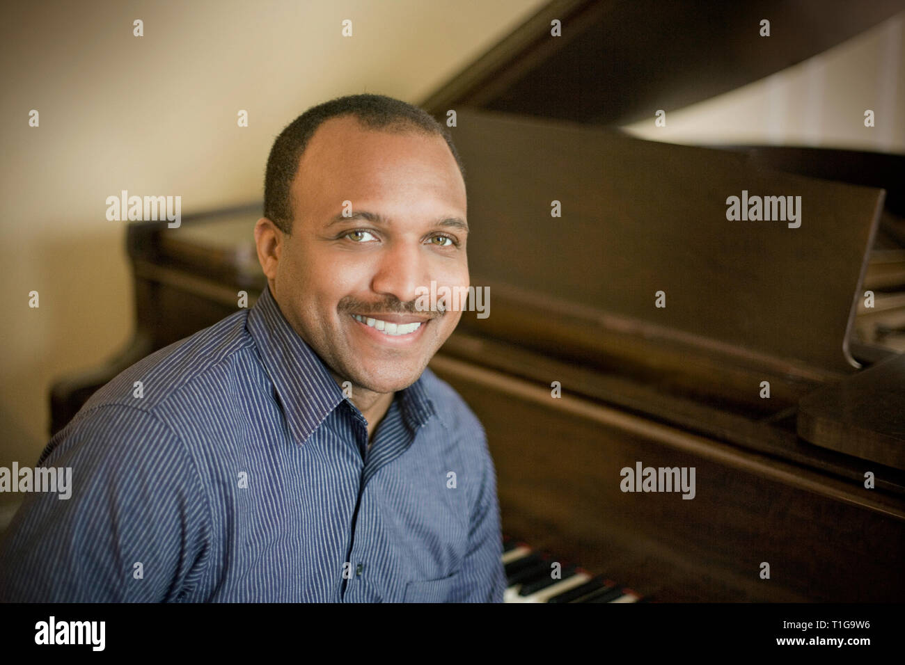 Photo has the piano man hi-res stock photography and images - Alamy
