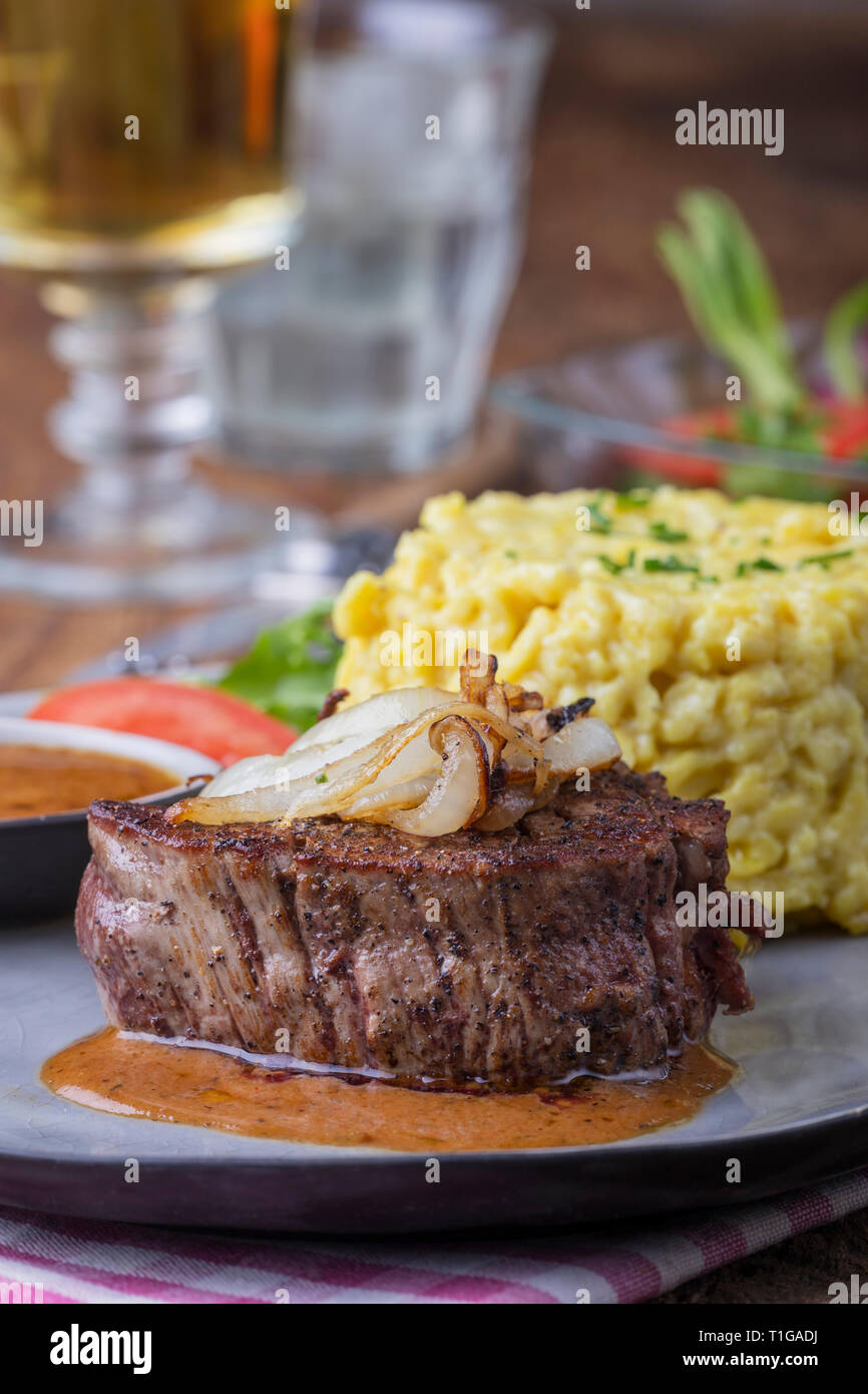 Red onions and red wine gravy hi-res stock photography and images - Alamy