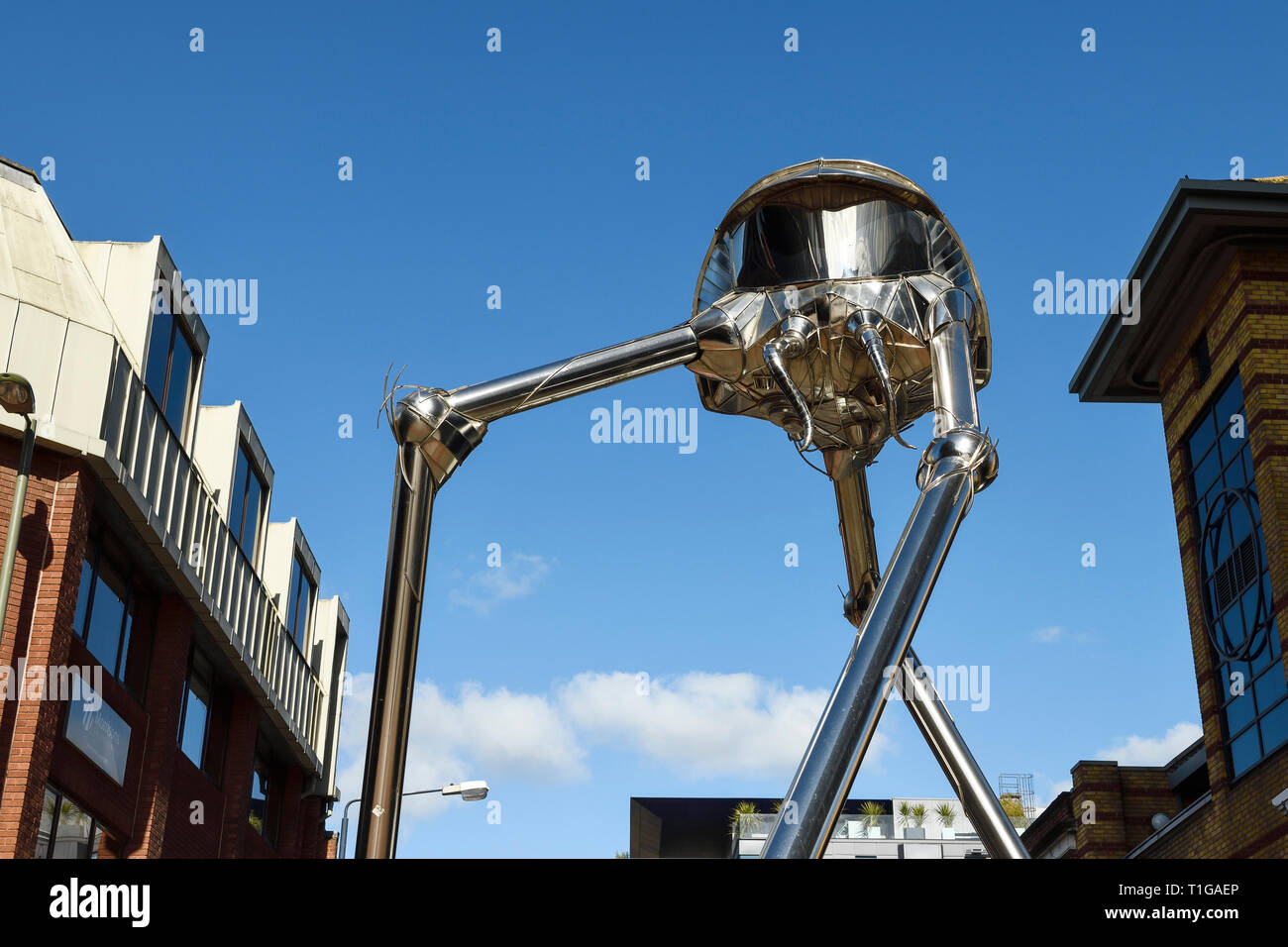 The Woking Martian tripod sculpture designed by Michael Condron in ...