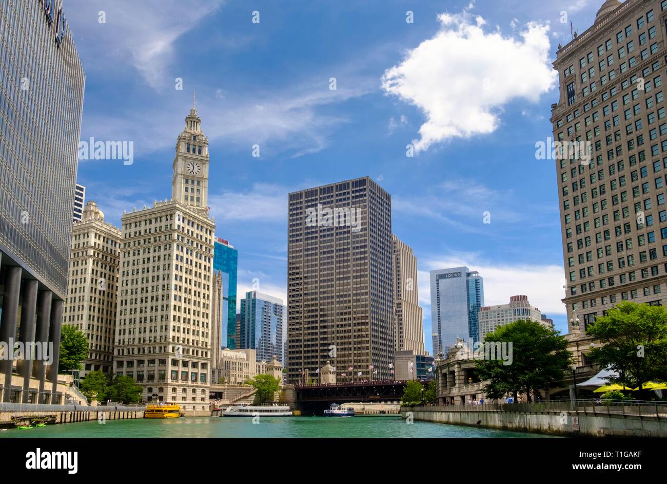 Chicago River Michigan Avenue Bridge with The River walk and ...