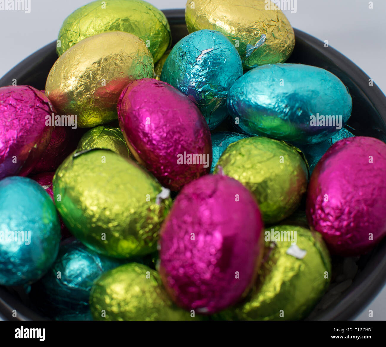 Pink foil wrapped easter egg hi-res stock photography and images - Alamy