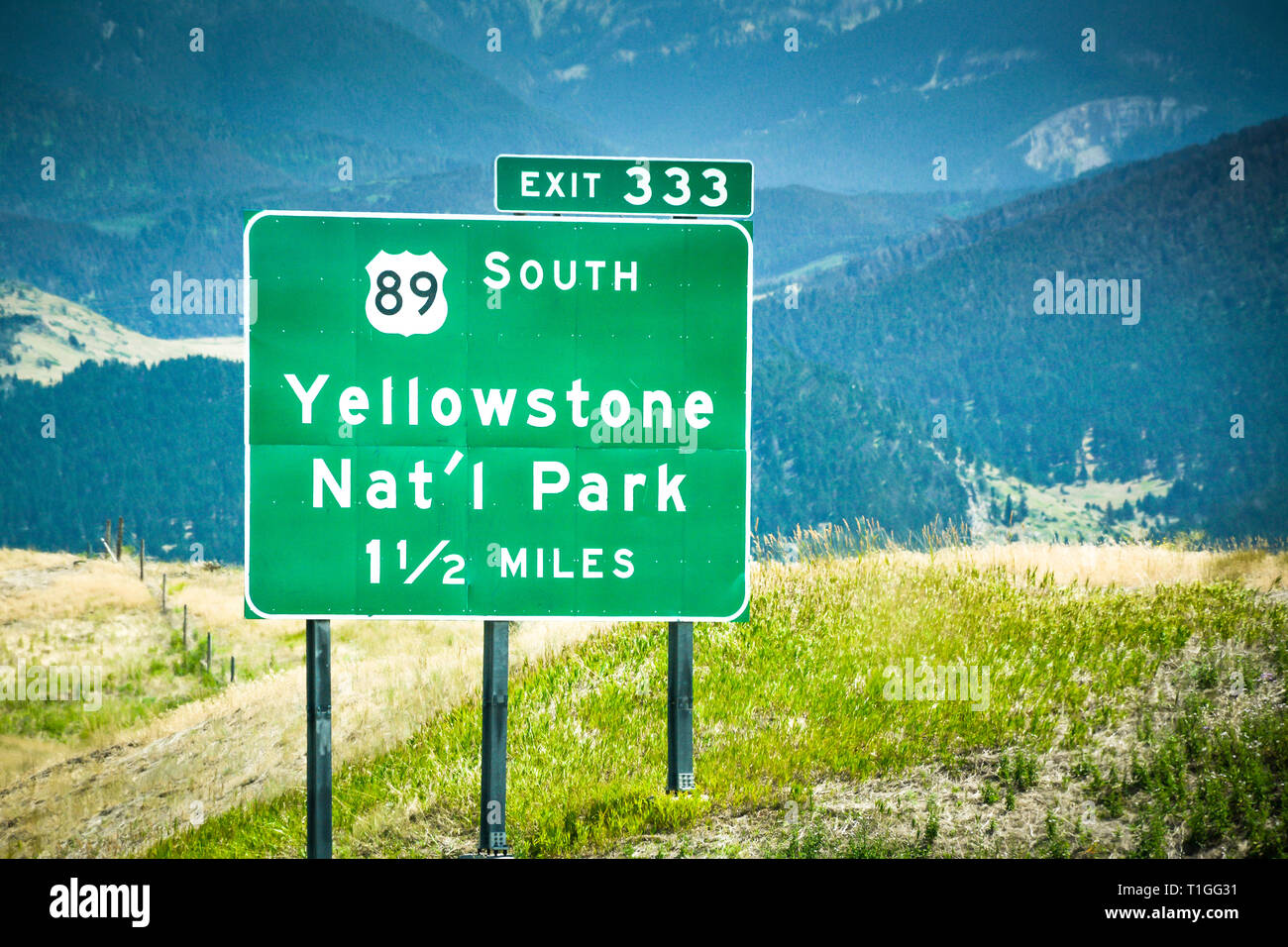 Green interstate [road sign] hi-res stock photography and images - Alamy