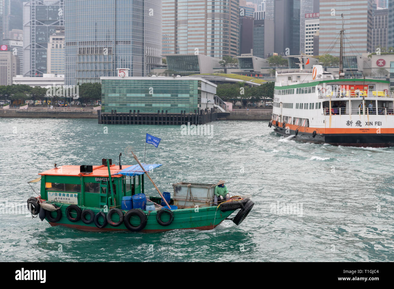 Traditional chinese wooden junk boat hi-res stock photography and images - Alamy