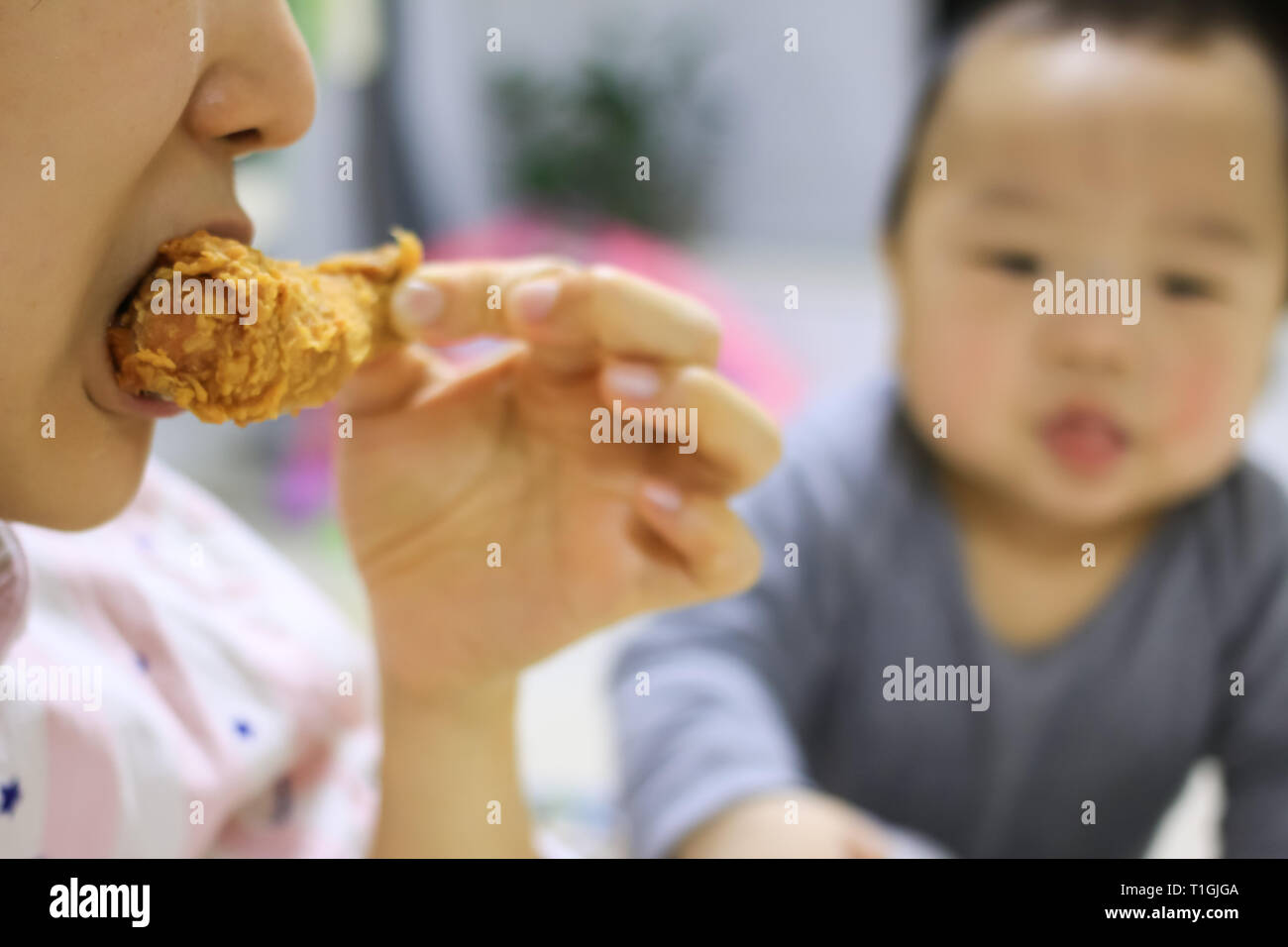Asian woman eating fried chicken hi-res stock photography and images ...