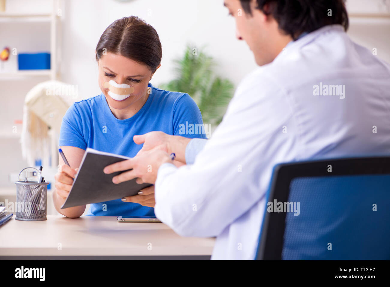 Signing doctor patient surgical hi-res stock photography and images - Alamy