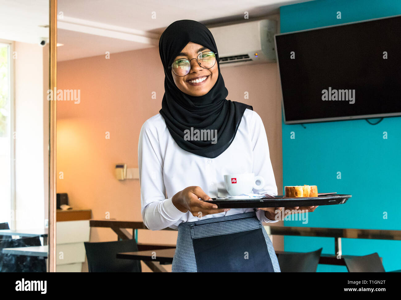 Portrait of a woman wearing a hijab hi-res stock photography and images ...