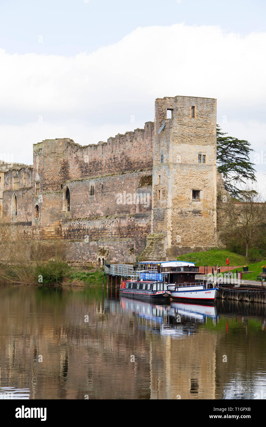 Newark Castle and pleasure trip boats on the River Trent, Newark on ...