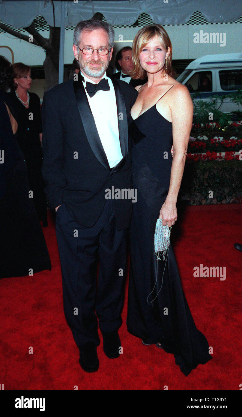 LOS ANGELES, CA - January 24, 1999: Director STEVEN SPIELBERG & actress ...