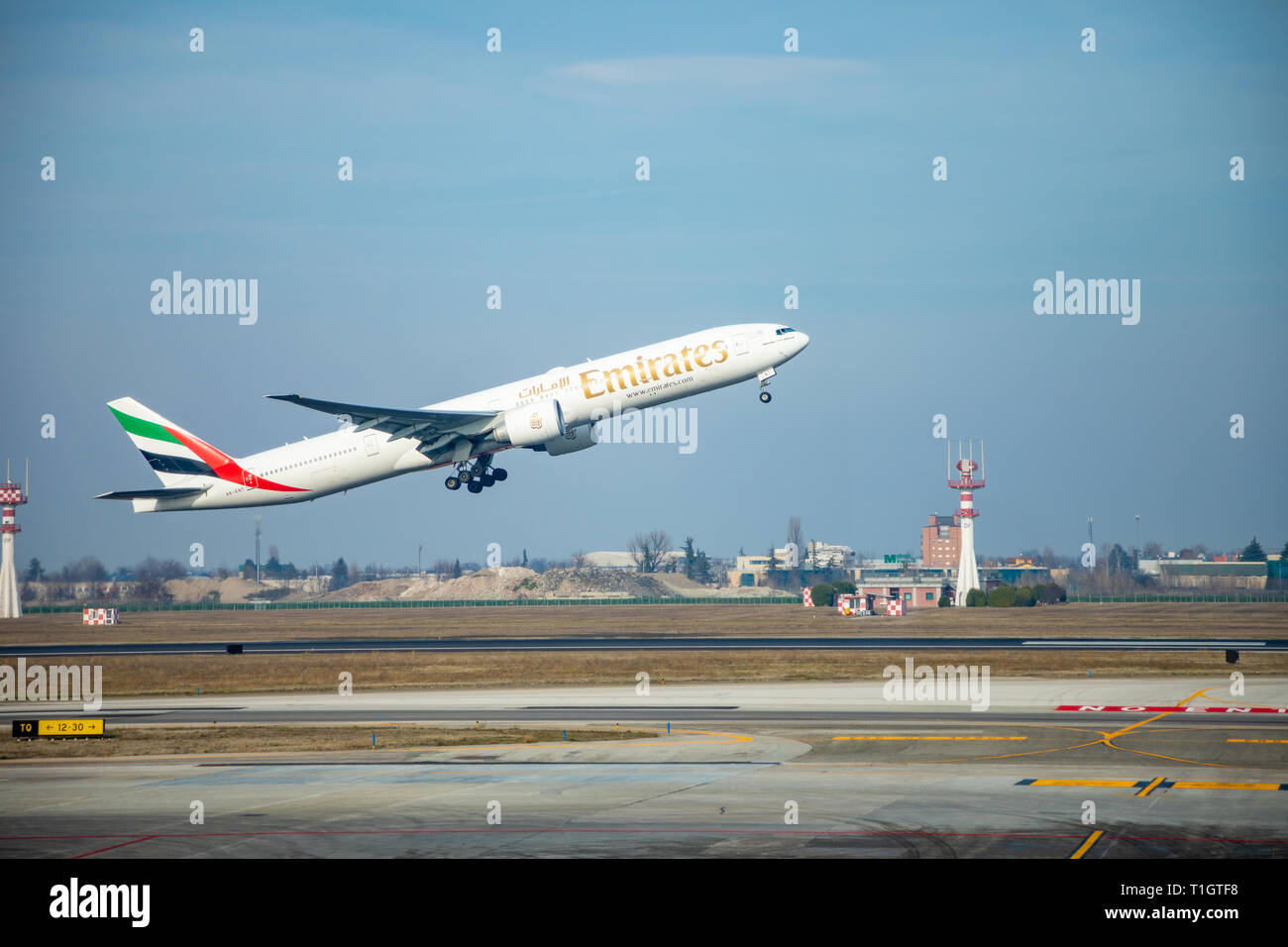 Airplane takeoff italy hi-res stock photography and images - Alamy