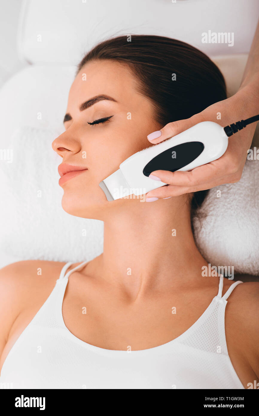 Beautiful woman receiving ultrasonic facial exfoliation at spa Stock ...