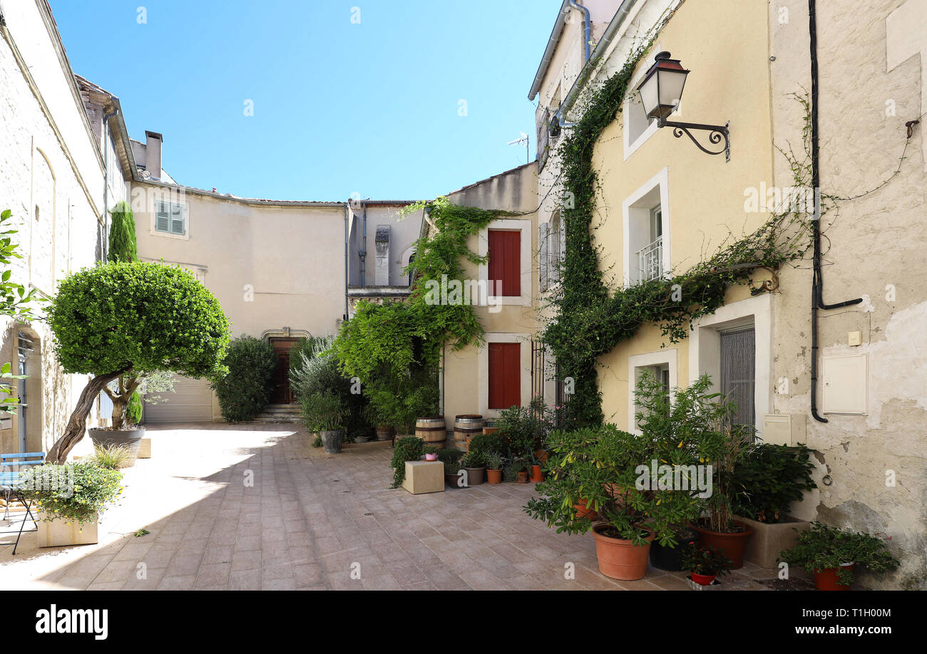 View of a typical courtyard house in Salon de Provence, France Stock ...