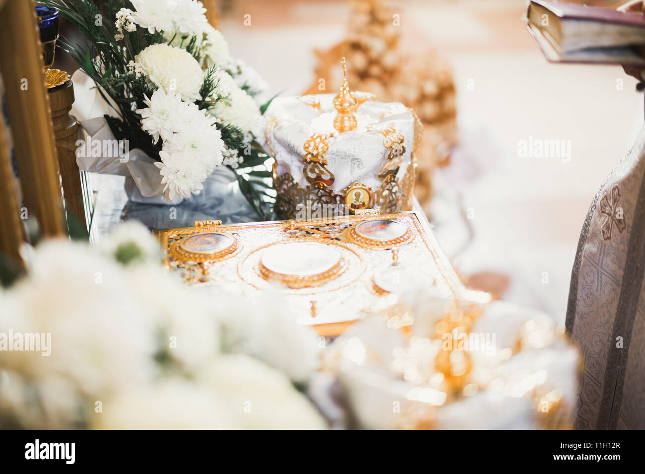 Golden crowns hi-res stock photography and images - Alamy