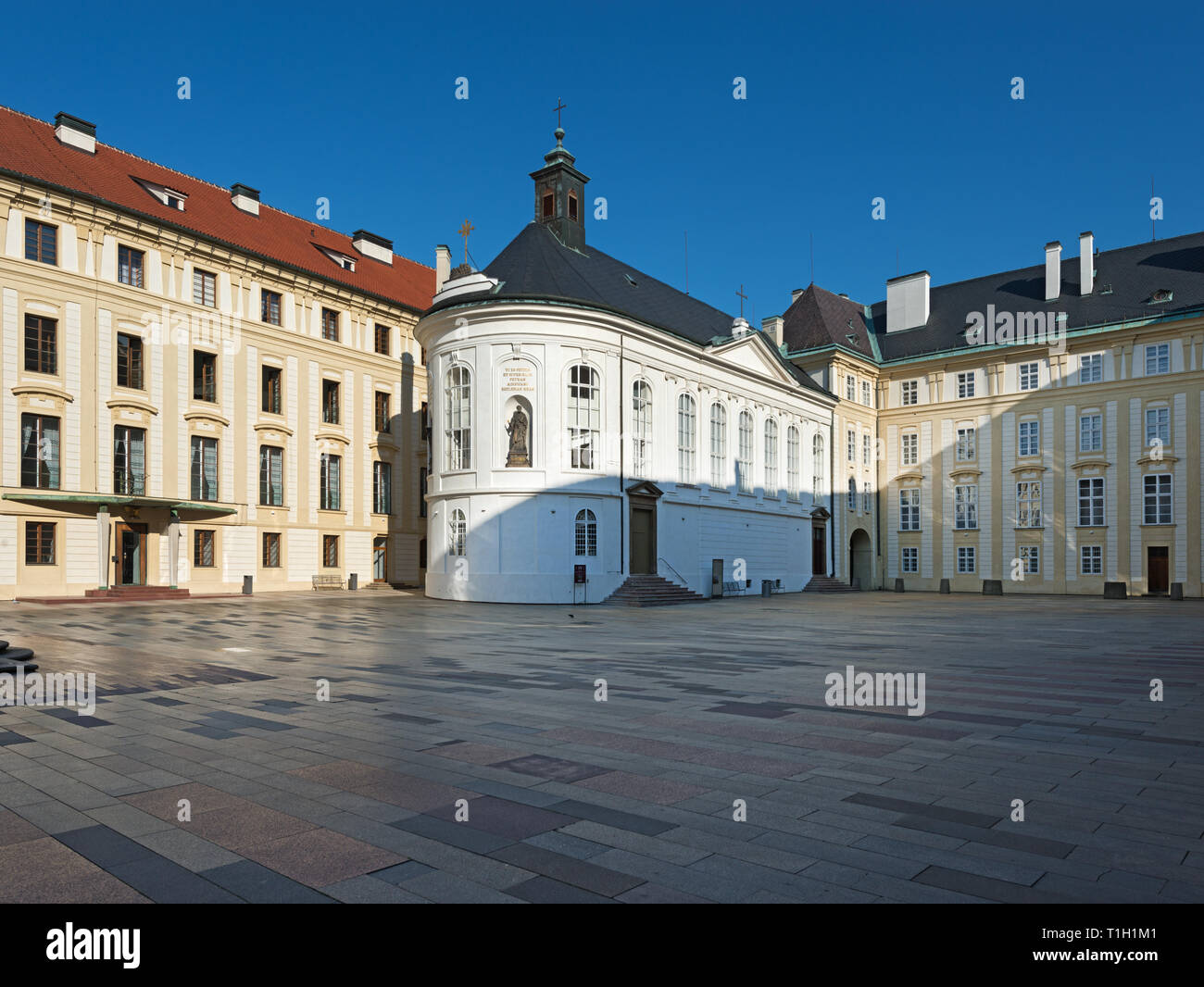 Courtyard chapel hi-res stock photography and images - Alamy
