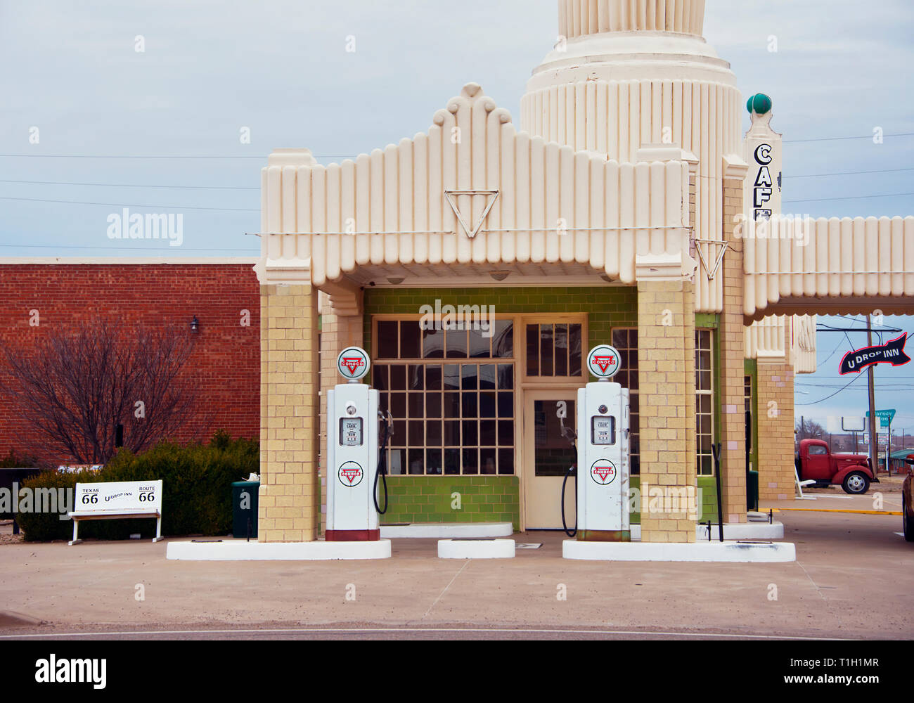 Shamrock, Texas - March 10, 2019: Art deco U-Drop Inn Conoco Station ...