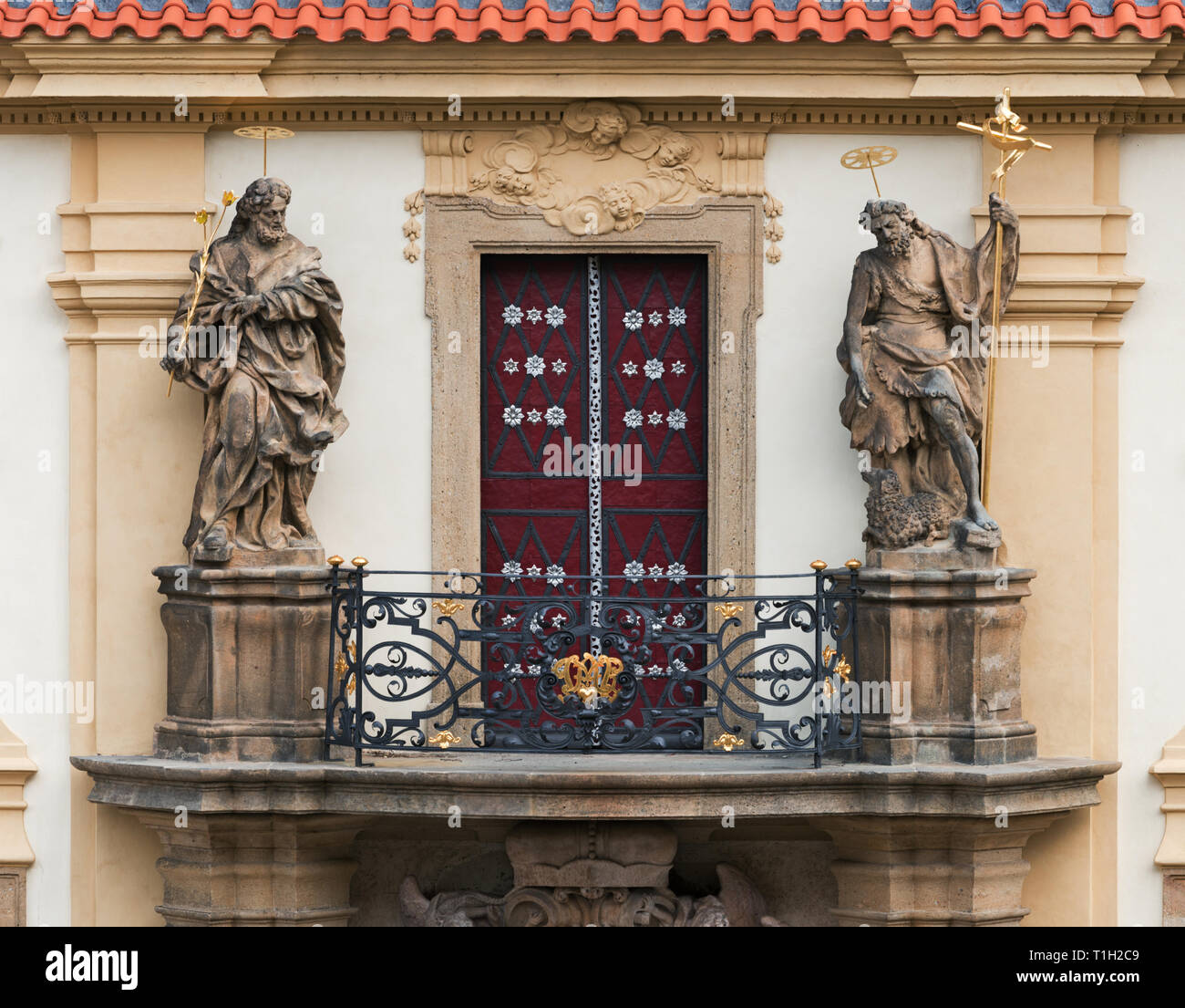 Balcony over entrance hi-res stock photography and images - Alamy