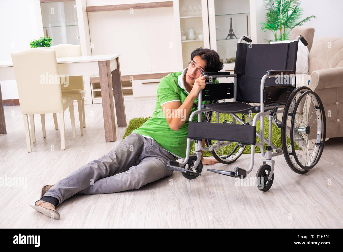 Fall falling wheelchair disabled hi-res stock photography and images ...