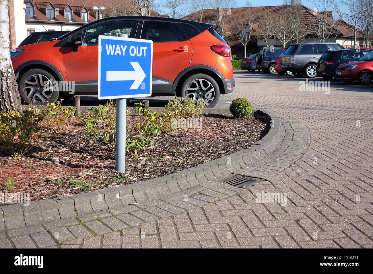 March 2019 - Way out sign in a hotel car park Stock Photo - Alamy