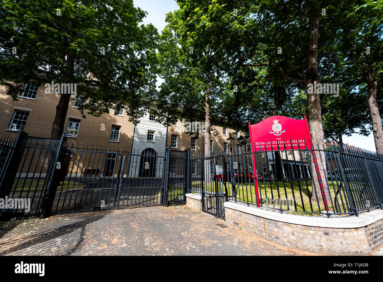 Chelsea and westminster hospital hi-res stock photography and images ...