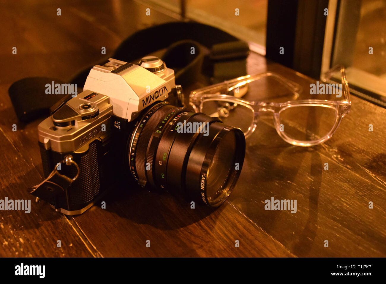 Vintage Camera with glasses at a coffee shop Stock Photo - Alamy