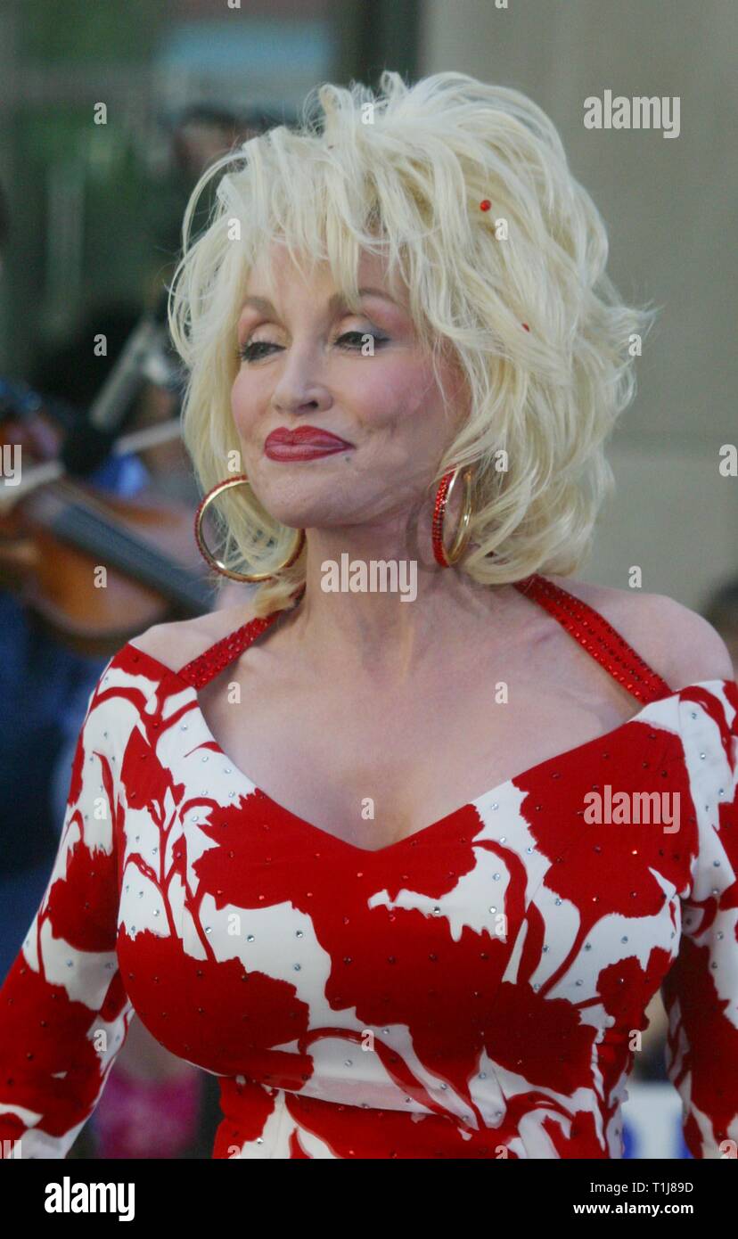 DOLLY PARTON PERFORMS ON NBC'S "TODAY SHOW" NYC, 07/05/02 Photo By John ...